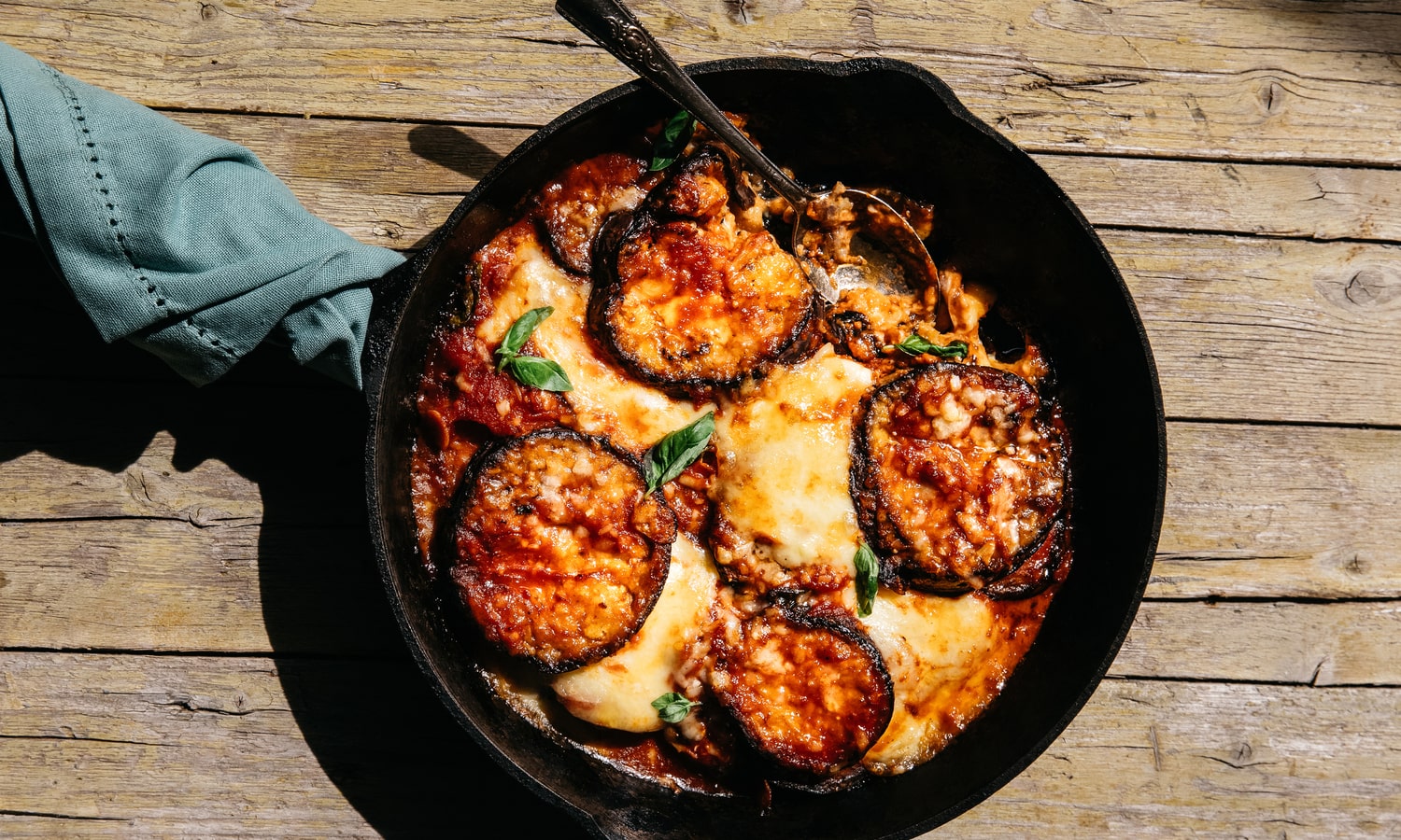 Uppskrift - Bakað eggaldin með parmesan- og mozzarellaosti | Krónan